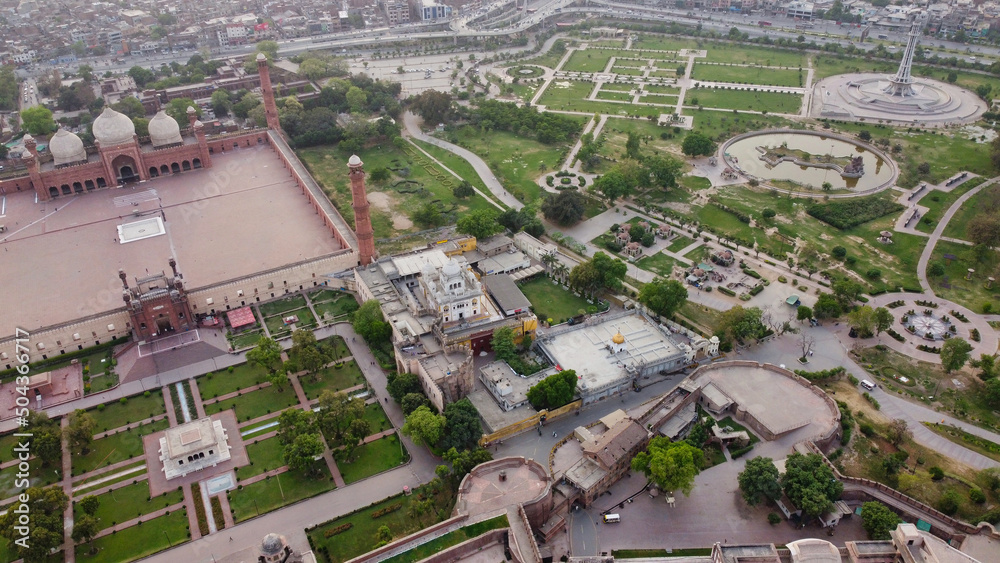 Beautiful and Historical Royal Mosque Badshahi Masjid and Minar-e ...