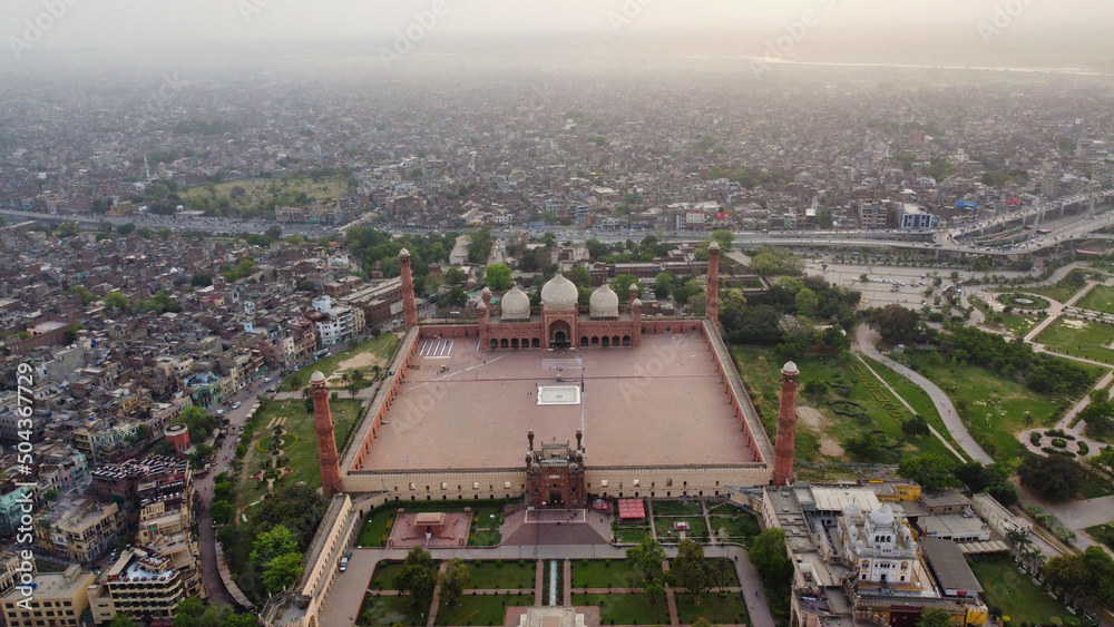 Beautiful and Historical Royal Mosque Badshahi Masjid and Minar-e ...