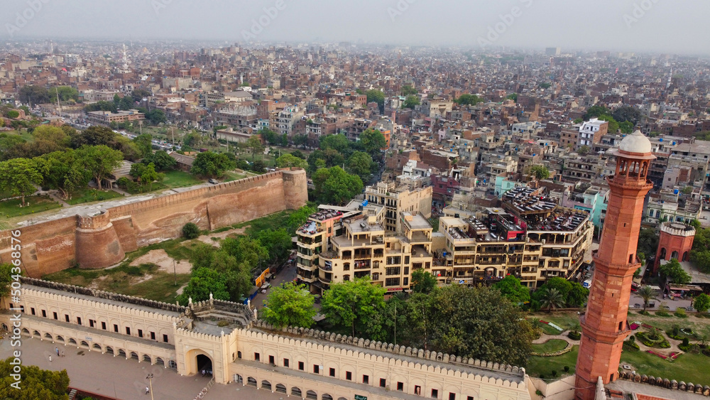 Beautiful and Historical Royal Mosque Badshahi Masjid and Minar-e ...