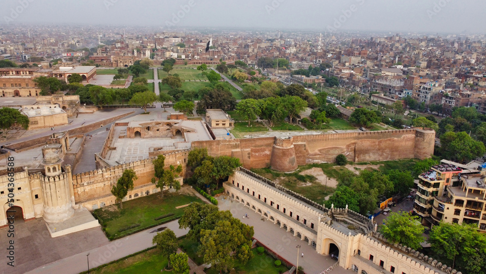 Beautiful and Historical Royal Mosque Badshahi Masjid and Minar-e ...