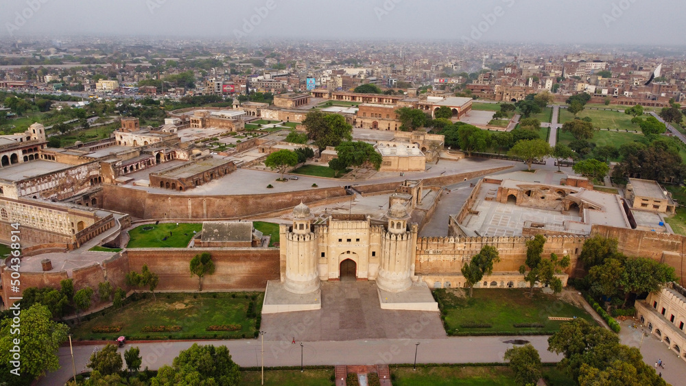 Beautiful and Historical Royal Mosque Badshahi Masjid and Minar-e ...
