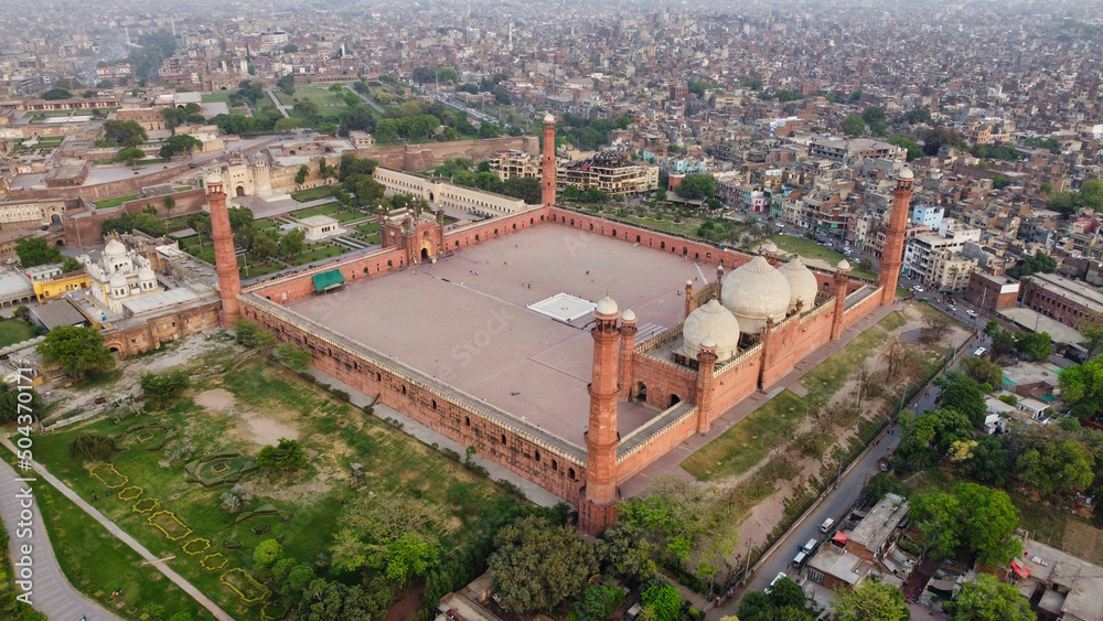 Beautiful and Historical Royal Mosque Badshahi Masjid and Minar-e ...