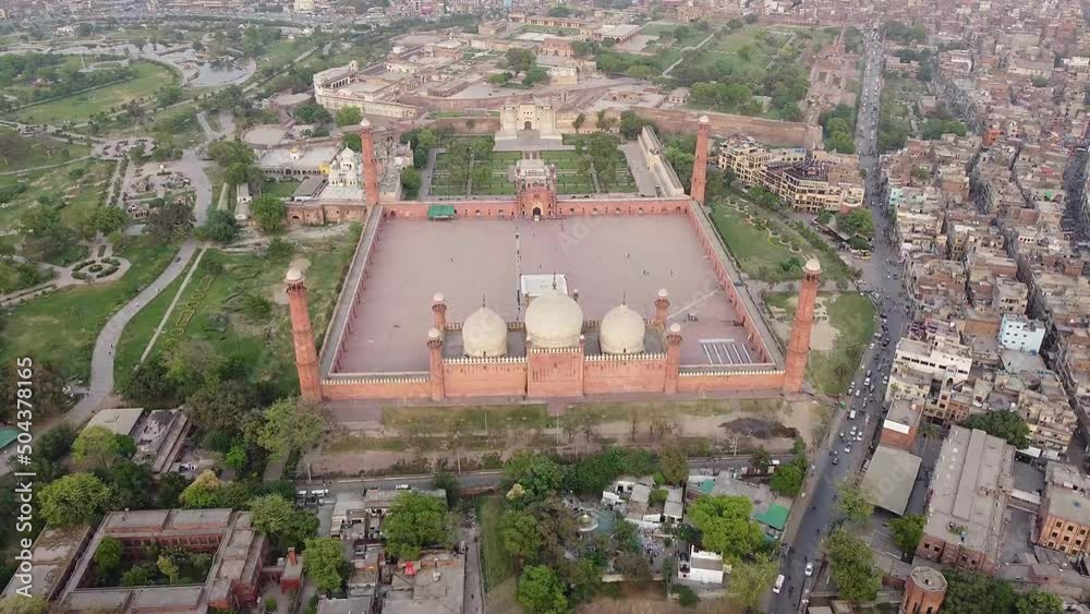 Beautiful and Historical Royal Mosque Badshahi Masjid and Minar-e ...