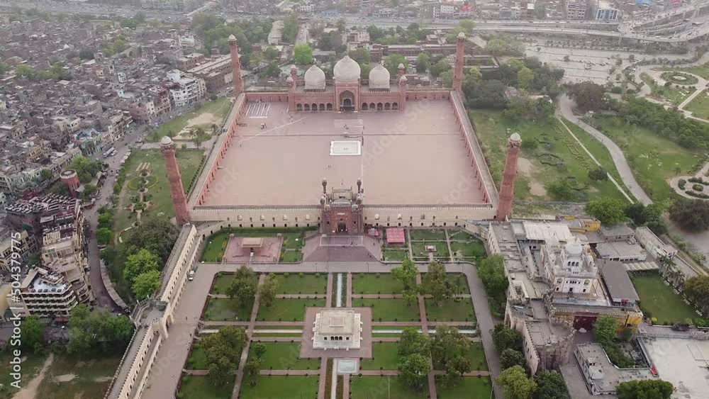 Beautiful and Historical Royal Mosque Badshahi Masjid and Minar-e ...