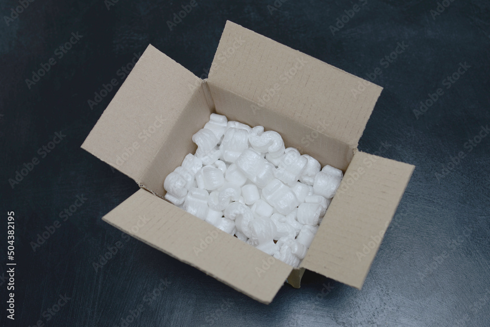 Colis - emballage avec polystyrène pour objet fragile Stock Photo ...