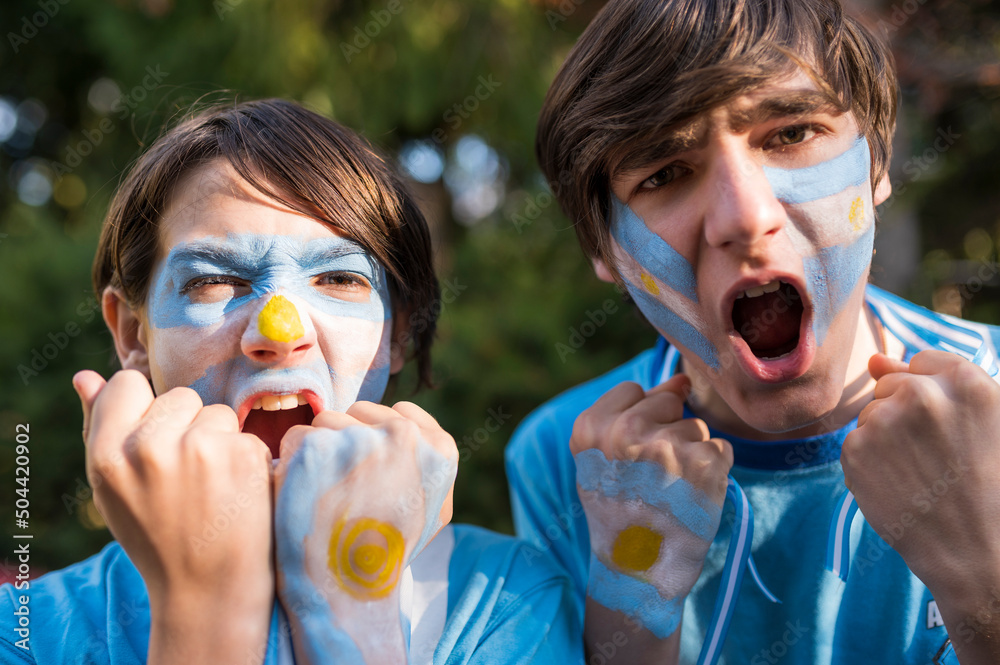Friends cheering and shouting the goals of the Argentine soccer team ...