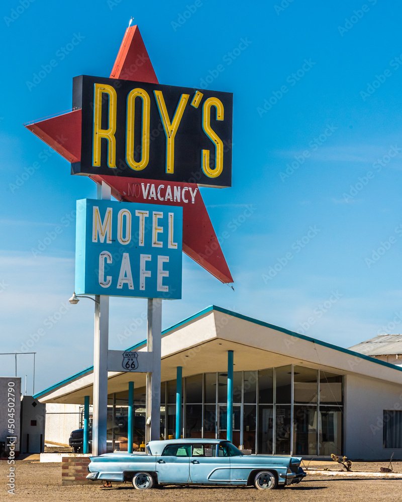 Foto de Mojave Desert, California, USA - October 30th 2021: Iconic Roys Motel and Cafe along ...