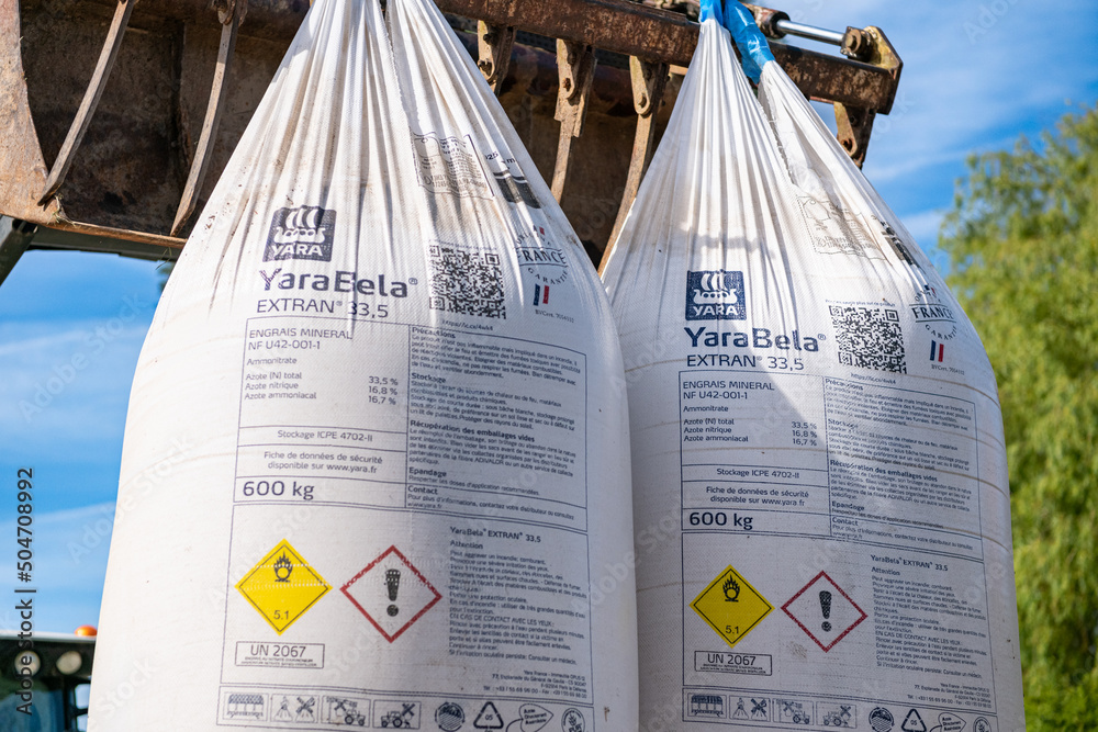 Engrais agricole Yara. Levée avec un tracteur Stock Photo | Adobe Stock