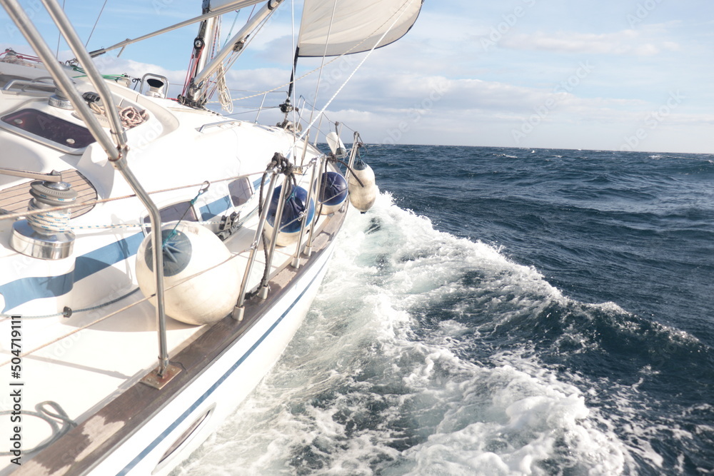 Braco velero navegando escorado Stock Photo | Adobe Stock