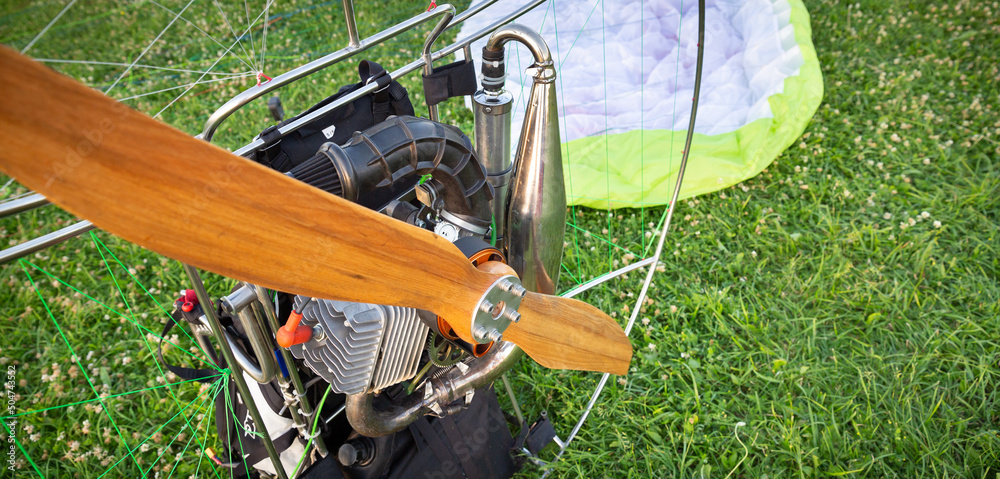 Foto de Individual parajet backpack with a no-spin engine and spread ...