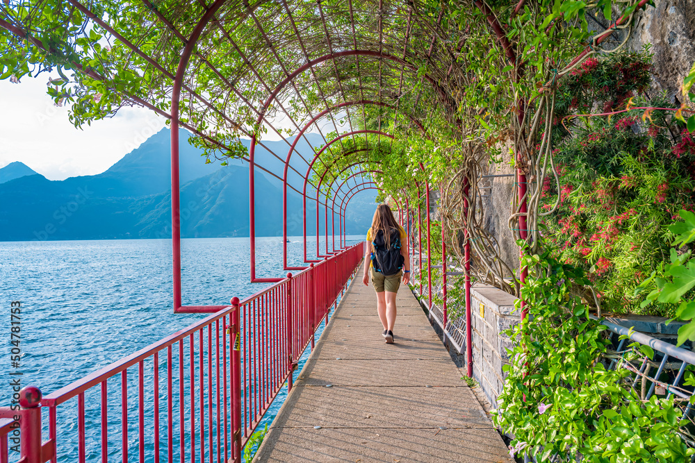 Foto de Beautiful blonde girl on The Walk of Lovers in Varenna, a ...