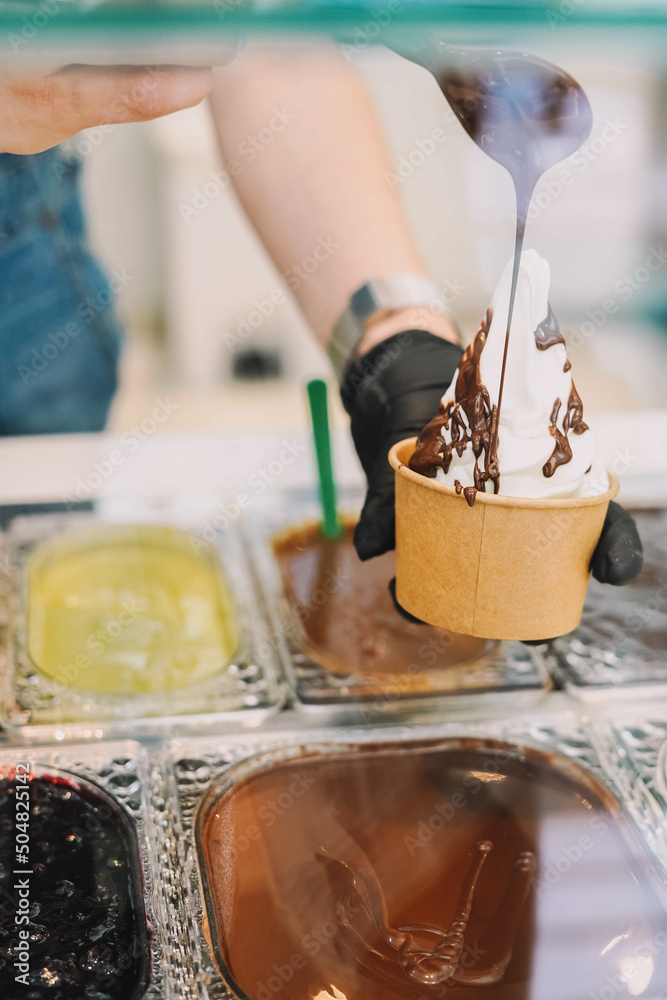 Helados de yogurt frescos y livianos con diferentes topings Stock Photo ...