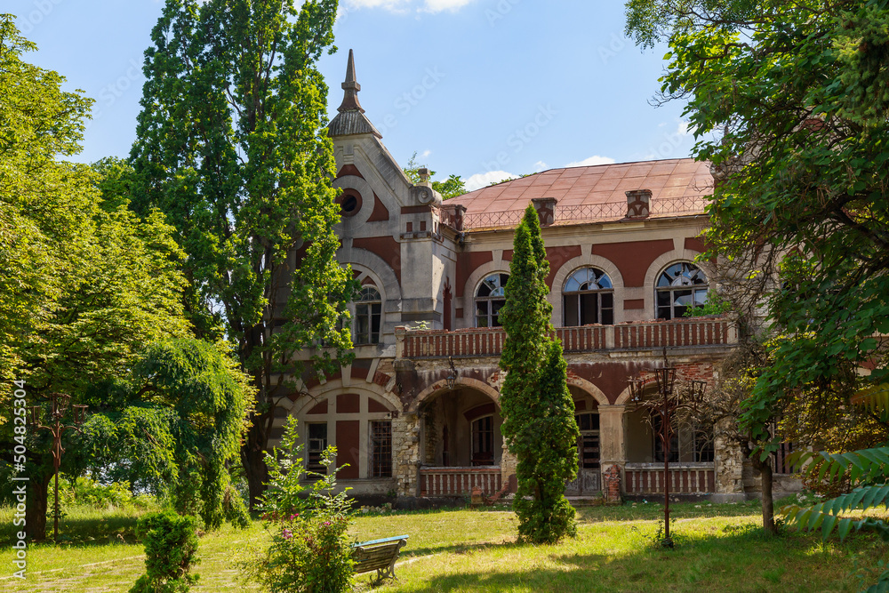 Foto de Abandoned, decaying historical heritage of the 19th century, an ...