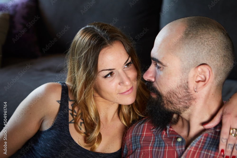 Couple in love looking face to face. Portrait of romantic couple ...