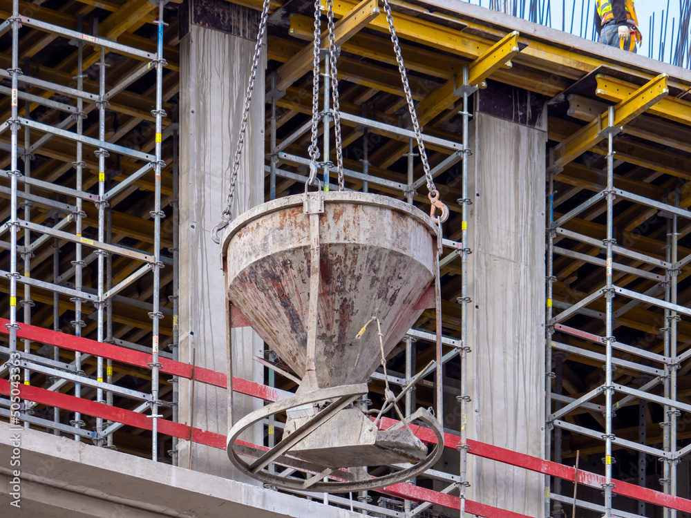 Foto de Cast-in-place concrete. Crane lifting concrete container on ...