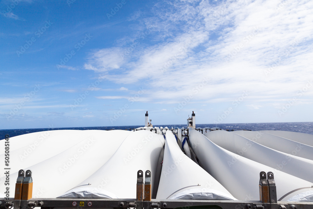 Foto de Transportation of blades for wind turbines on a cargo ship ...