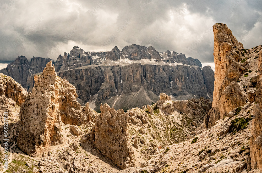Aktiv sein im Langen Tal in den Tiroler Alpen. Touristen kommen zum ...