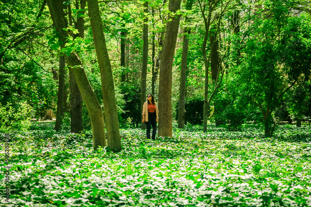 chica dando un paseo por un bosque virgen en el amazonas Stock Photo ...