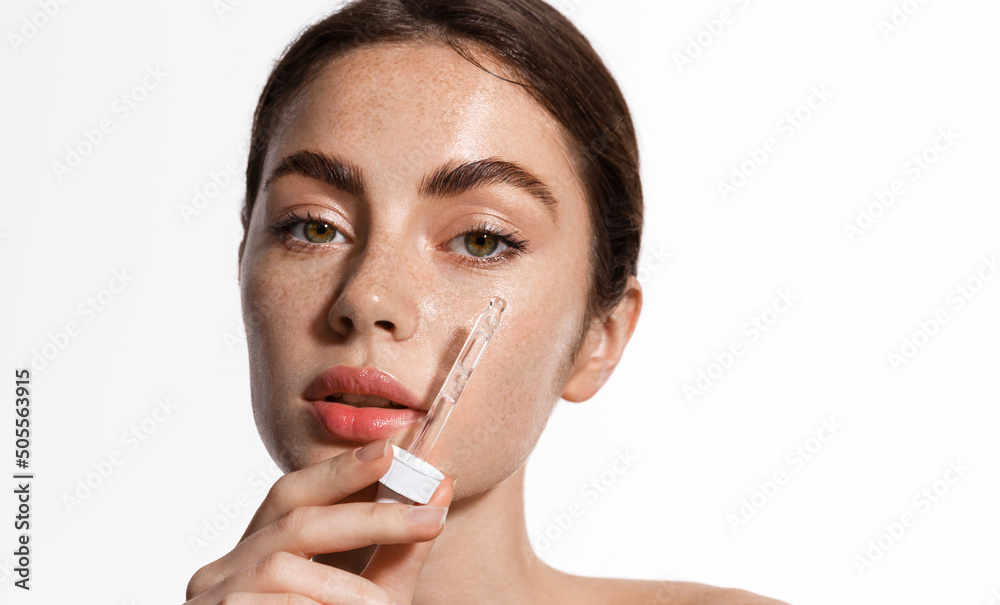 Head portrait of woman with thick natural eyebrows, freckles, clean ...