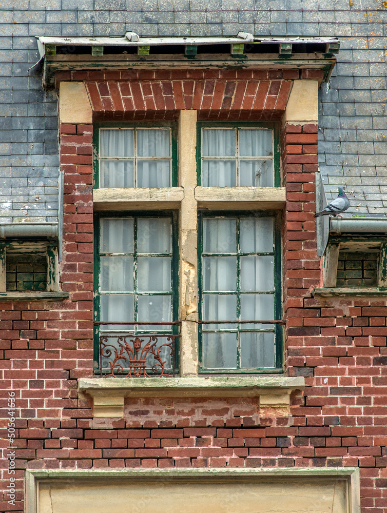 Fenêtre de villa de villégiature en briques à Mers-les-Bains, Somme ...