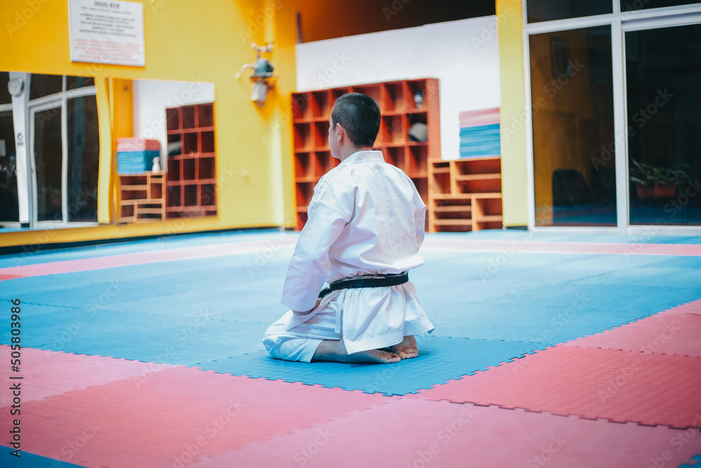 Karateka meditando antes de realizar el kata en su centro de practicas ...