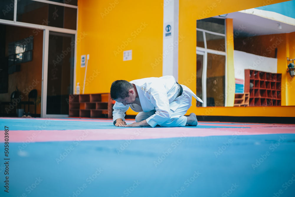 Karateka meditando antes de realizar el kata en su centro de practicas ...
