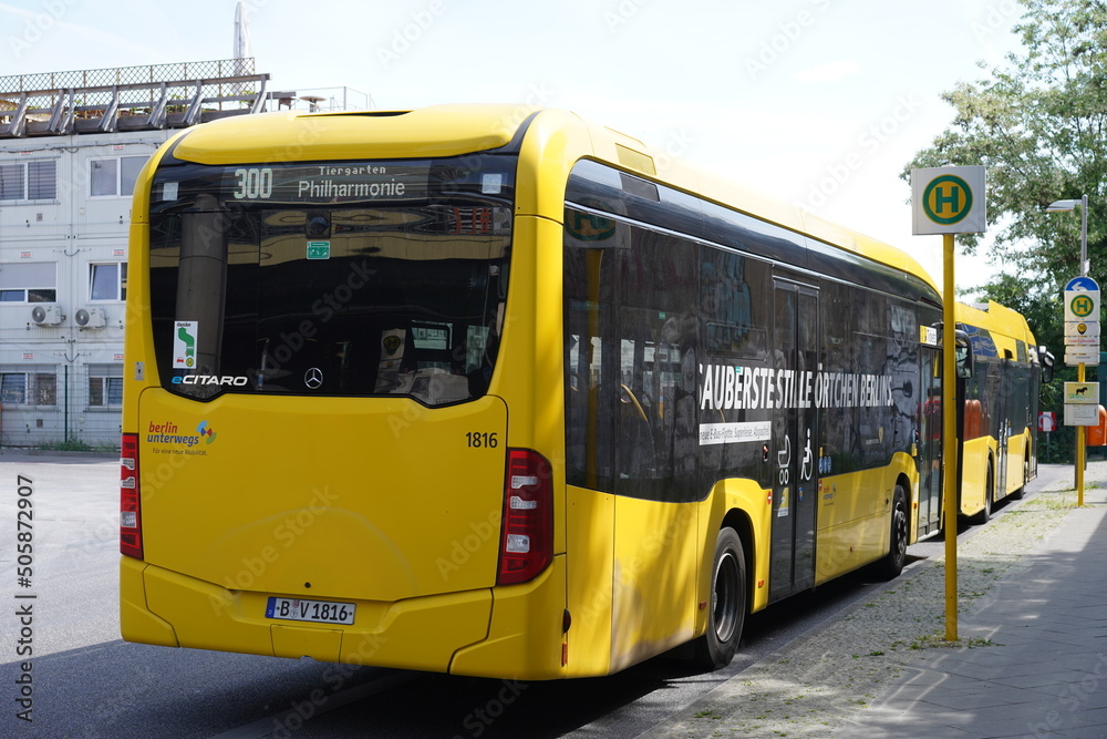 Zwei BVG Elektrobusse an einer Haltestelle, Mercedes eCitaro e-Bus ...