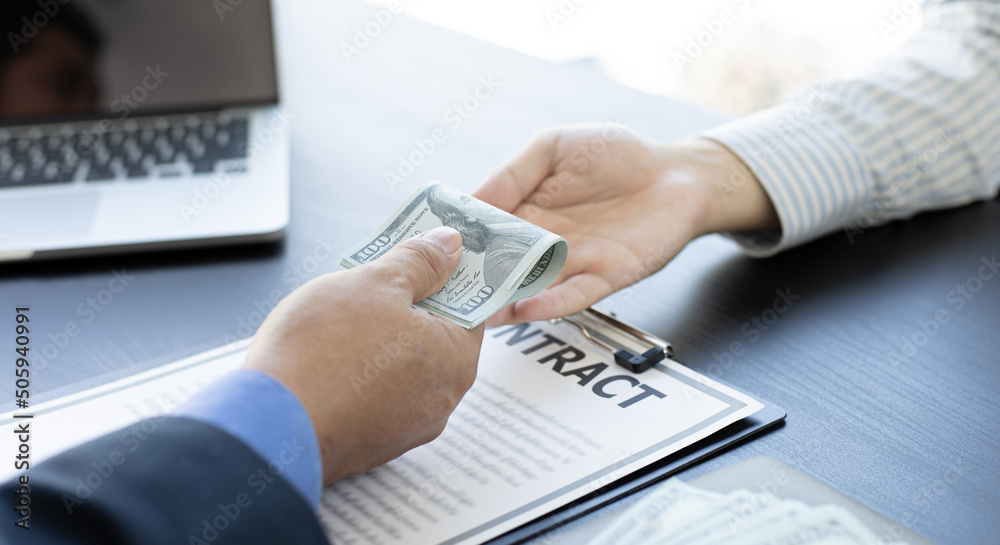 Businessmen give dollars to bribe employees in signing contracts to buy ...