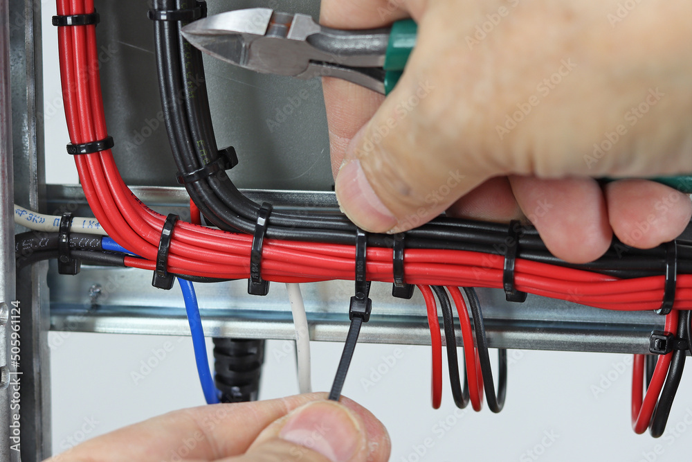 Installation of a cable tie on an insulated mounting wire in an ...