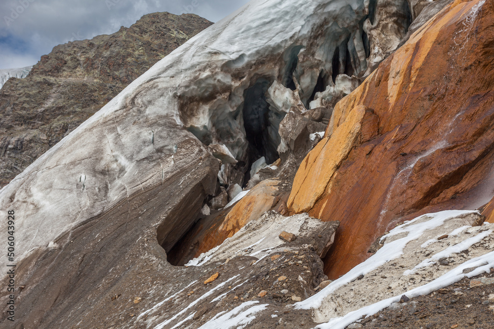 Foto de Holes in the ice at the base of the Vallelunga glacier above ...