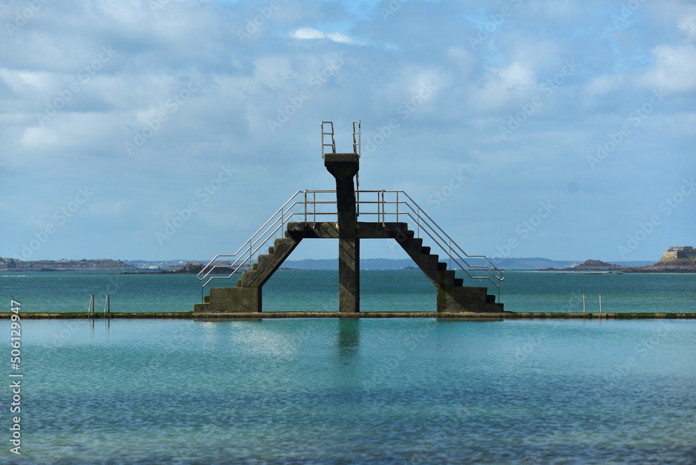 escalier plongeoir piscine Stock Photo | Adobe Stock