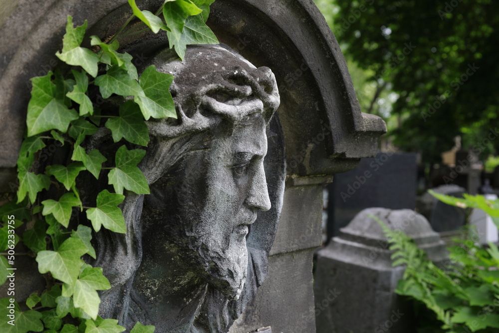 Face of Jesus Christ carved in grave stone at the old cementrary foto ...