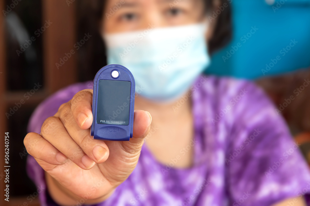 Male and Female hands using modern pulse oximeter,Unrecognizable man ...