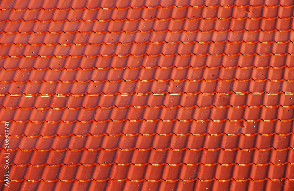 Foto de Red corrugated metal profile roof installed on a modern house ...