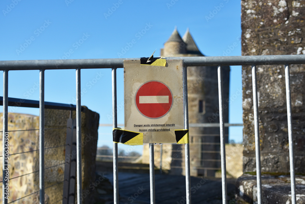 panneau sens interdit sur barrière métallique Stock Photo | Adobe Stock