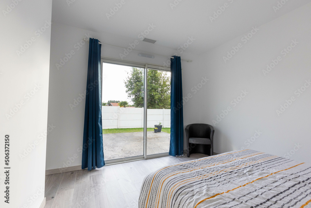 Intérieur d'une chambre dans une maison neuve, la chambre comporte une ...