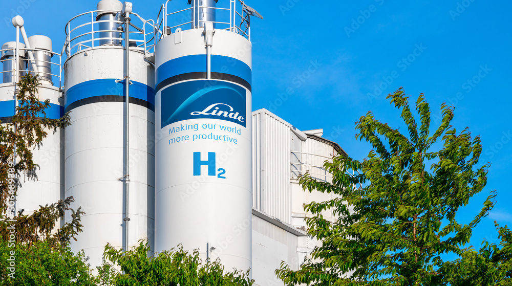 Illustration of Linde Group hydrogen logo on hydrogen LH2 gas tank for ...