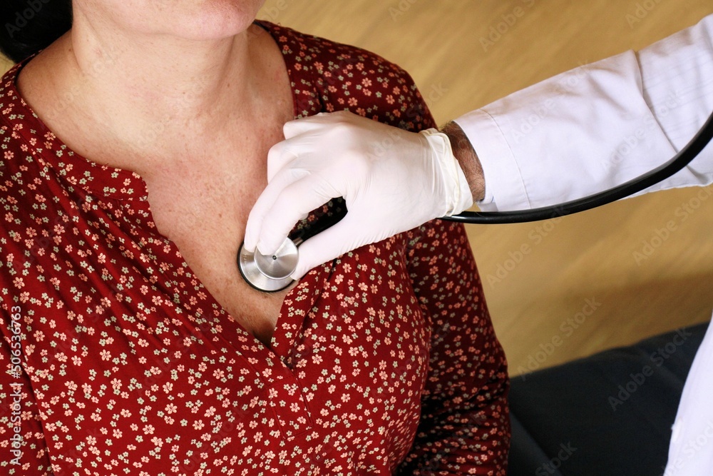 Mano de médico con guante controlando latidos del corazón con ...