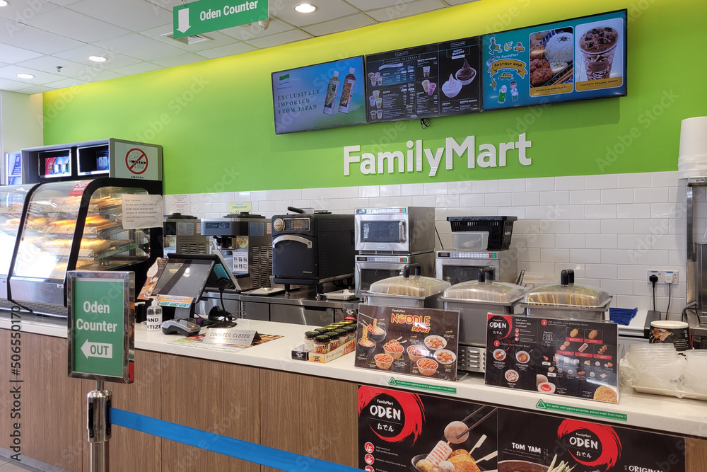 Foto de PENANG, MALAYSIA - 7 APR 2022: Interior view of FamilyMart ...