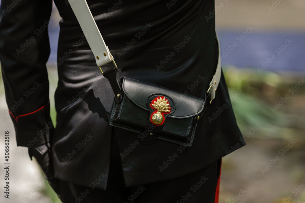 Details with the uniform and leather handbag, with a carabinier's cap ...
