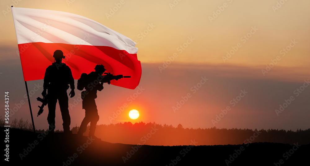 Silhouettes of soldiers with national flag on background of sunset ...
