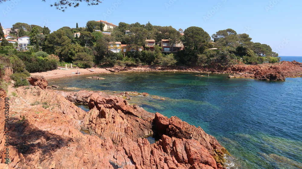 Calanque de Santa Lucia à Saint-Raphaël, dans le Var, crique avec une ...