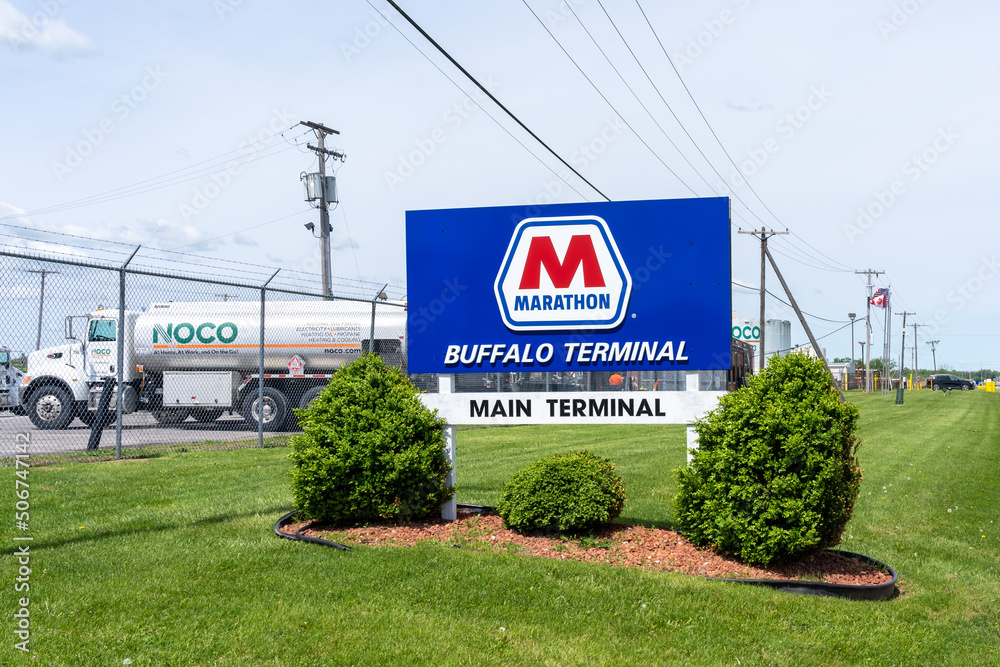 Foto de Tonawanda, NY, USA - May 23, 2022: Marathon Petroleum - Buffalo ...