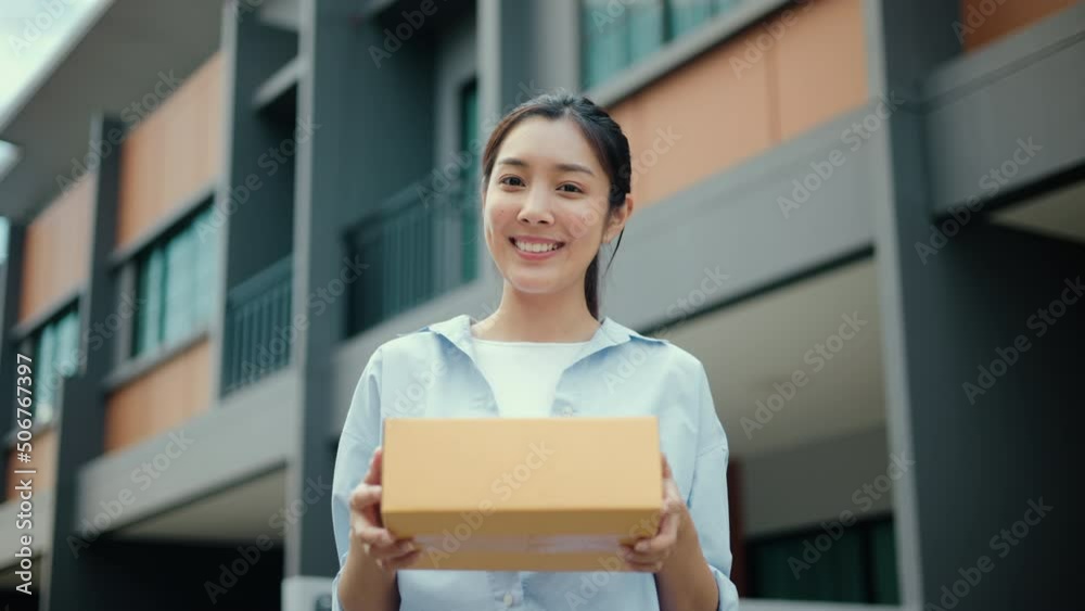Vidéo Stock Beautiful Young Woman receiving parcel from blue uniform ...