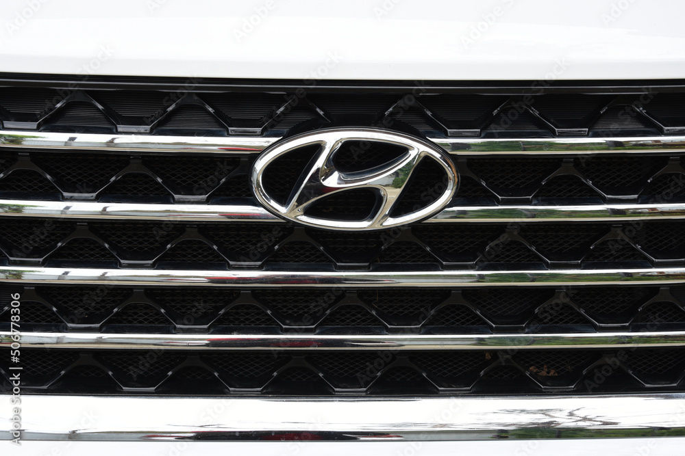 Foto de Sochi, Russia - May 23 2022: Hyundai logo on the car's grille ...