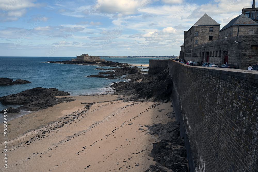 Remparts de Saint-Malo et plage du Bon-Secours avec le Fort National au ...