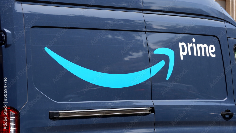 Iconic logo of the e-commerce giant AMAZON the arrow smile Stock Photo ...