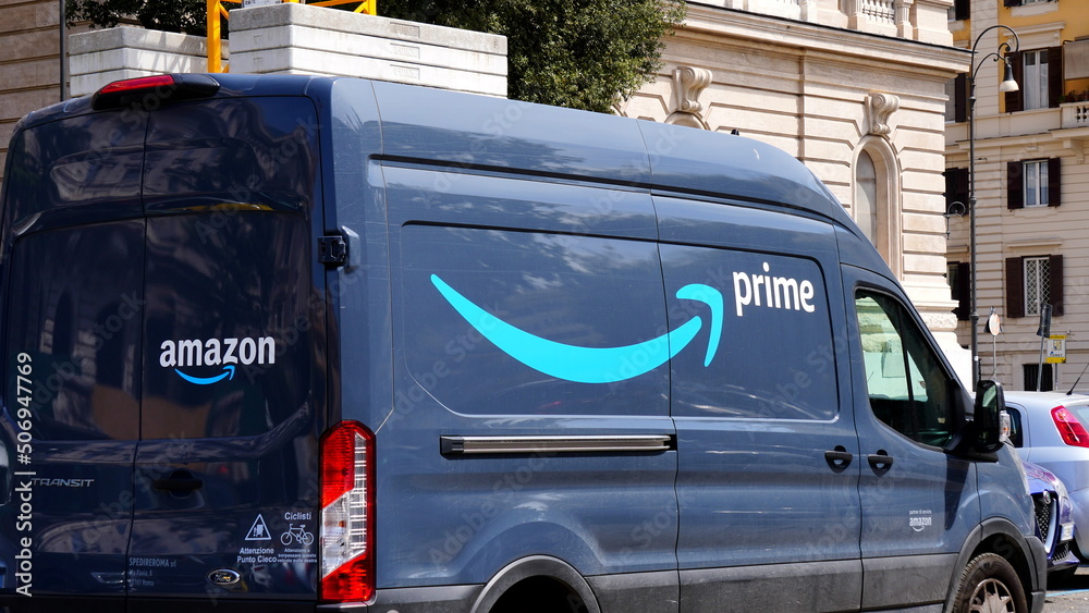 Iconic logo of the e-commerce giant AMAZON the arrow smile Stock Photo ...