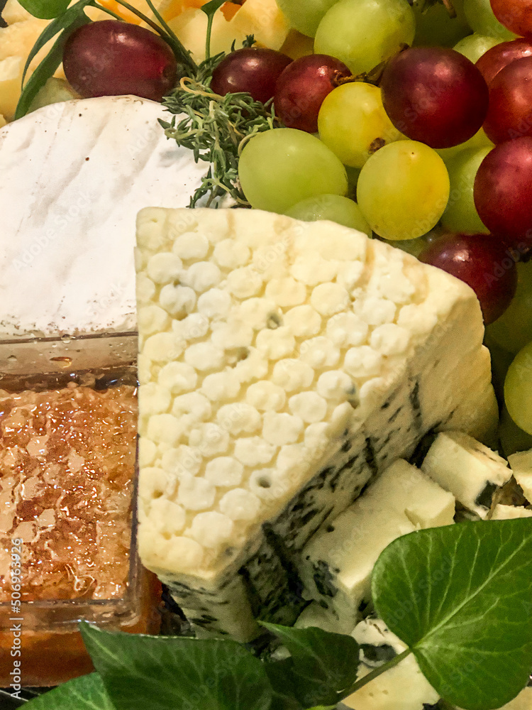Queijo brie, queijo gorgonzola, queijo parmesão, favo de mel, uvas ...