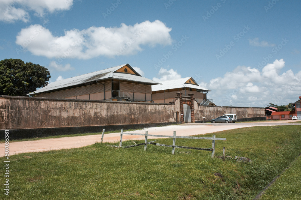 Bâtiments de l'entrée du bagne de Saint-Laurent-du-Maroni en Guyane ...